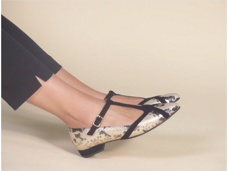 Zapato de trabilla Roldan modelo 5190 en color negro con animal print.